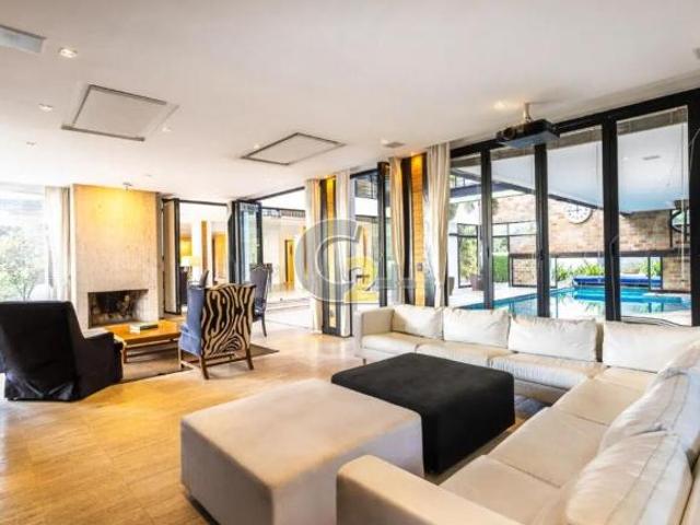 Casa á venda no Alto de Pinheiros, 4 suítes e 8 vagas de garagem