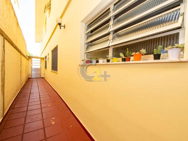 Casa à venda no Alto de Pinheiros com 4 quartos, sendo 2 suítes e 2 vagas