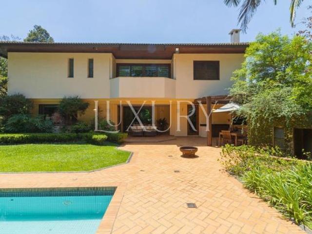 Casa à Venda no Alto de Pinheiros em Frente à Praça | Terreno 1.257m² com Piscina e Quadra Privativa