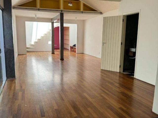 Casa à venda no Alto de Pinheiros São Paulo SP com 2 suítes, 2 vagas de garagem e 200m²