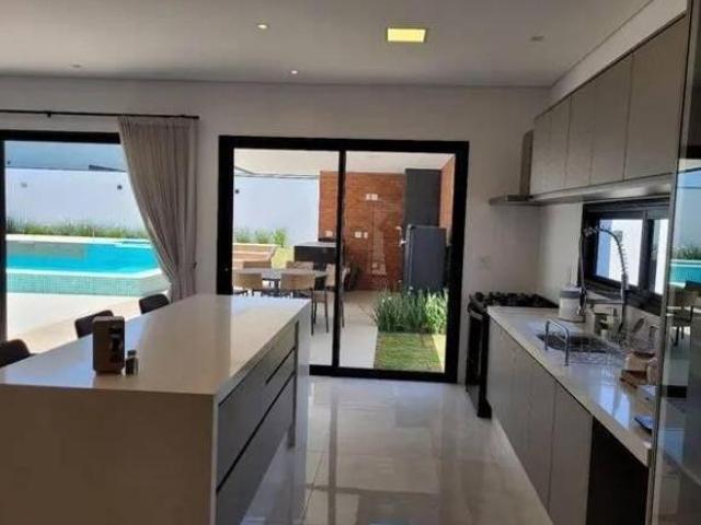 Casa à venda no Alphaville 4 com 3 suítes e conceito aberto