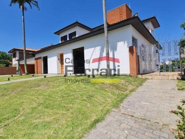 Casa à venda no Alphaville 5 em localização privilegiada, próxima à portaria
