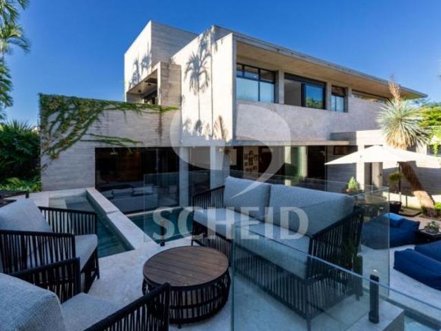 Casa à venda no Alphaville 3 com 590 m², piscina, elevador e 7 vagas
