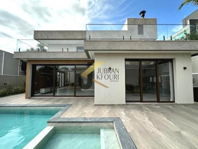 Casa à venda no Alphaville Campinas, com 4 suítes 1 máster, lazer comum e garagem para vários carr
