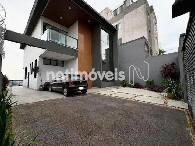 Casa à venda no Arvoredo 2º Seção – Contagem | 3 quartos | 3 suítes | 5 vagas | 325m²