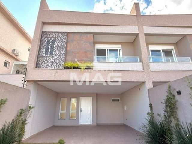 Casa à Venda no Bacacheri com 3 suítes