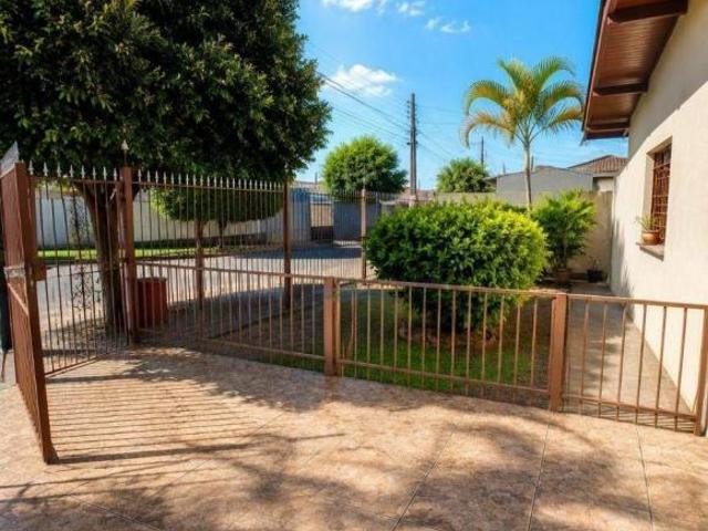 Casa à venda no Bairro Aeroporto em Londrina — 3 quartos, terreno de 360 m², piscina e edícula