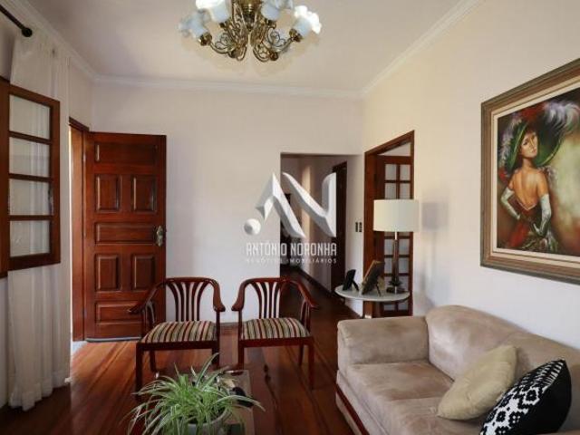 CASA A VENDA no Bairro ALBINÓPOLIS, próximo ao Centro de C. Lafaiete MG