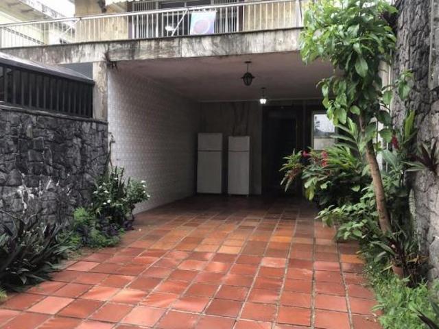 Casa à venda no bairro Boqueirão em Santos/SP Espaçosa casa Alta em um dos melhores pontos da cidade
