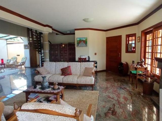 Casa à venda no bairro Bortolan, Poços de Caldas MG: 6 quartos, 3 suítes, 1 sala, 8 banheiros, 5 vag
