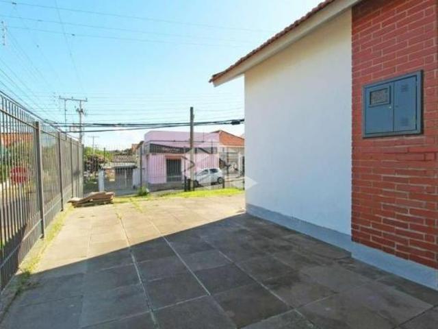 Casa a venda no bairro Camaquã com 4 dormitórios e 4 vagas, amplo pátio