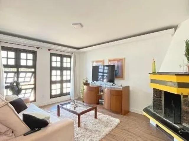 Casa à venda no bairro Camaquã, em Porto Alegre? Ampla, aconchegante e bem localizada