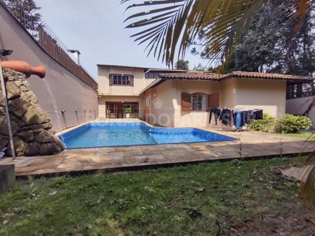 Casa à Venda no Bairro de Interlagos Bolsão com 3 Dormitórios 1 Suíte com Piscina 6 Vagas