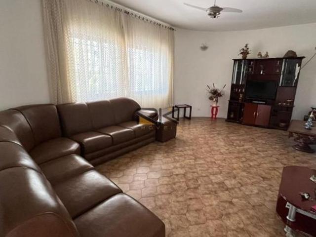 Casa à venda no bairro do Itaguá com 3 dormitórios,sala de estar e varanda
