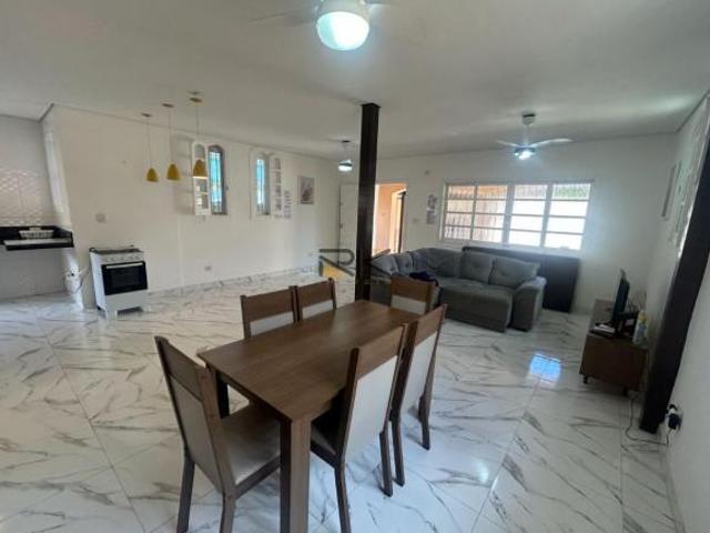 Casa à venda no bairro do Itaguá com 2 dormitórios,sala de estar e edícula com 2 suítes