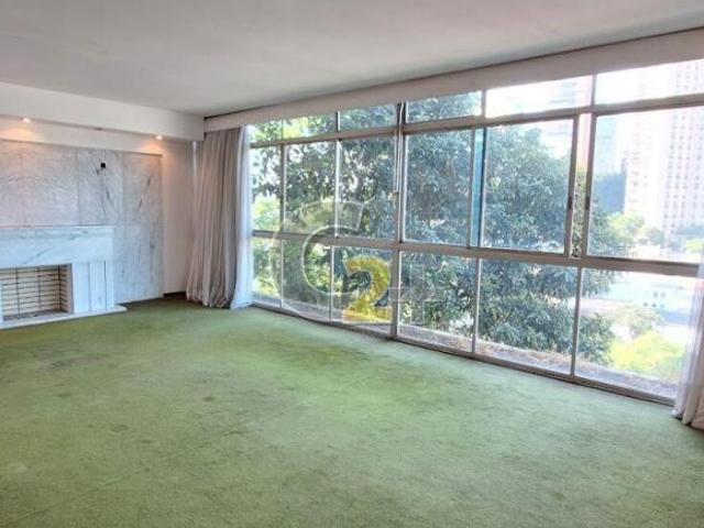 Casa a venda no bairro do Pacaembu com 3 quartos e 1 suite e 4 vagas