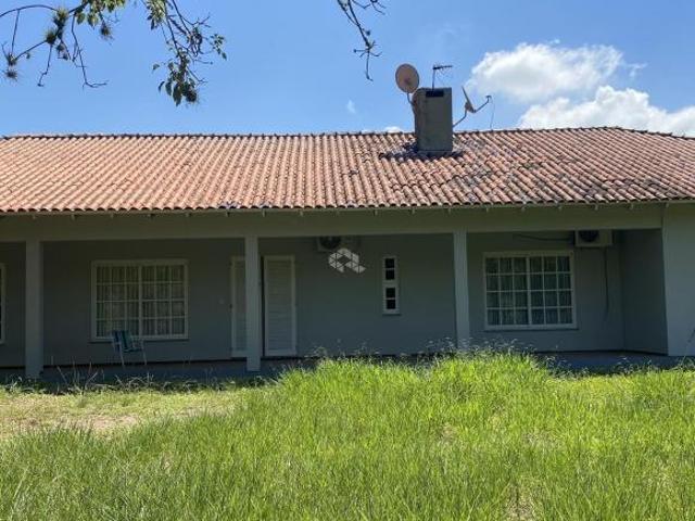 Casa a venda no bairro Florida em Guaíba. 5 dormitórios, 5 banheiros, sala de tv e sala de visitas