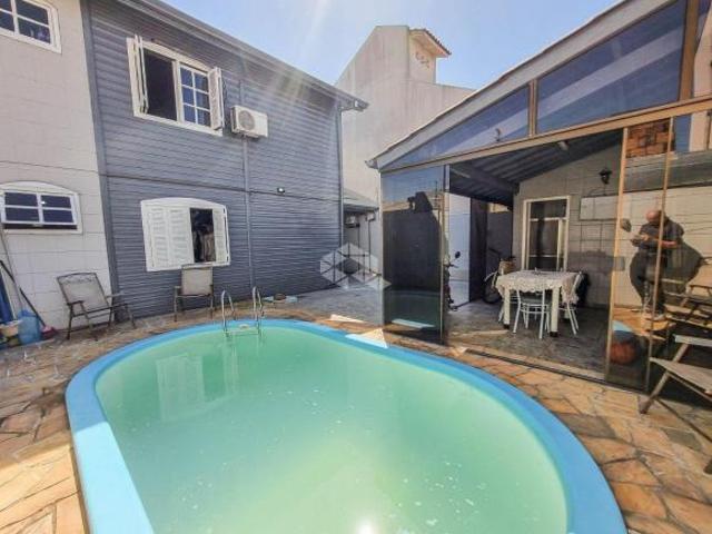 Casa à venda no bairro Igara em Canoas, 3 dormitórios, salão de festas, piscina e 3 vagas aceita f