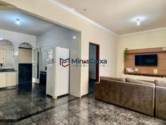 CASA A VENDA NO BAIRRO IGUAÇU COM 3 QUARTOS E METRAGEM ESPETACULAR!