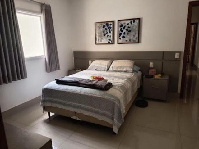 Casa à venda no bairro Jardim Karaíba em Uberlândia com 3 suítes
