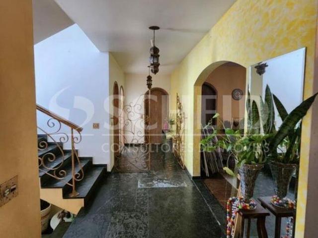 Casa a venda no bairro jardim Leonor/ Morumbi 4 quartos sendo 2 suites e 4 vagas de garagem