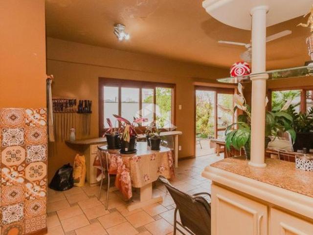 Casa à venda no bairro Partenon com 4 dormitórios 2 suítes