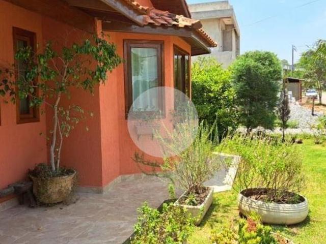 Casa à venda no bairro Suru em Santana de Parnaíba/SP