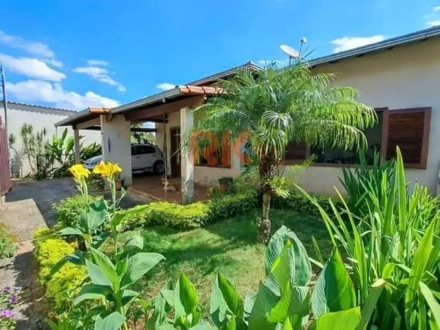 Casa à venda no bairro Santa Mônica, situada em lote de 360 m²