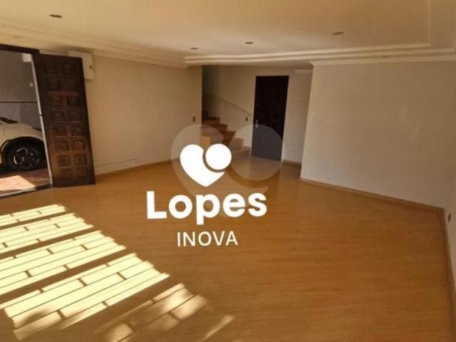 Casa à venda no bairro Santa Quitéria, Curitiba. Uma casa completa para quem valoriza conforto