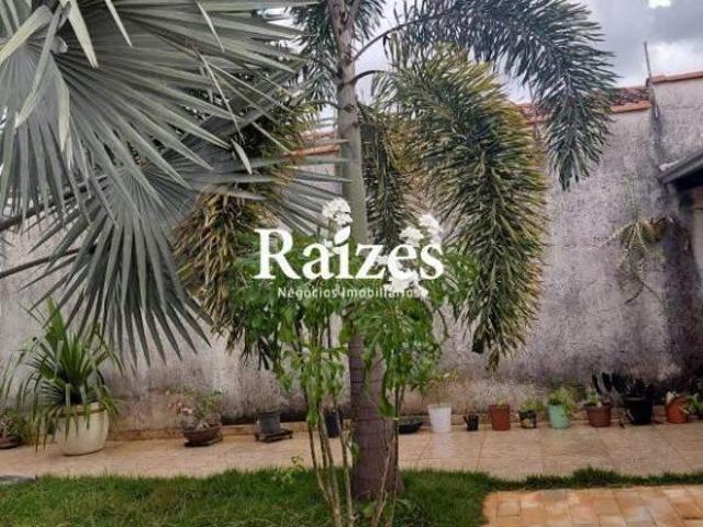 Casa à venda no Bairro Santa Rosa com 3 quartos, varanda gourmet e 2 vagas em Uberlândia