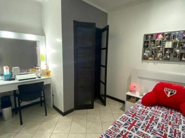 Casa a venda no bairro Santa Terezinha com 3 dormitórios, 1 suíte e 3 vagas