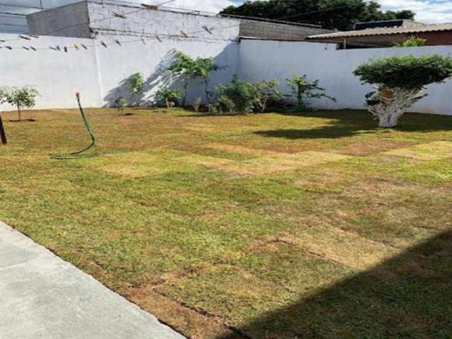 Casa à venda no bairro Shopping Park em Uberlândia com 3 suítes