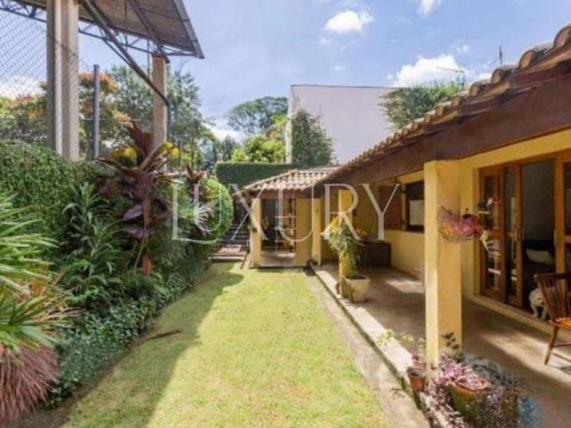 Casa à venda no bairro Vila Madalena com 390 m², 3 quartos sendo 3 suítes e 2 vagas