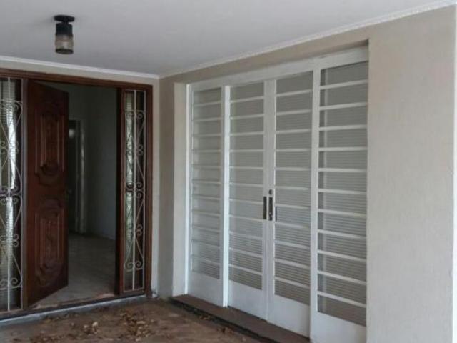 Casa a venda no bairro Vila Santa Cruz, com 03 dormitórios, sendo 01 tipo apartamento