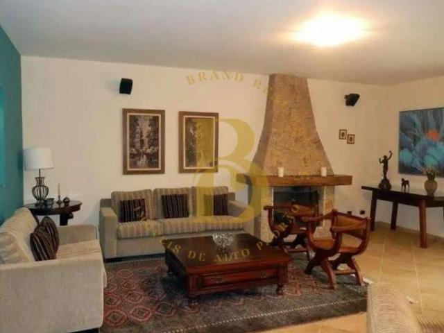 CASA Á VENDA NO BROOKLIN, 700M², 4 SUÍTES, 5 VAGAS E PISCINA, QUINTAL E ÁREA VERDE