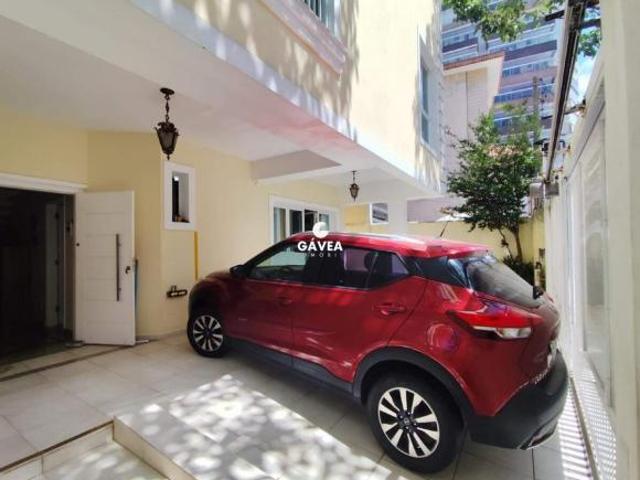 Casa à venda no Gonzaga em Santos