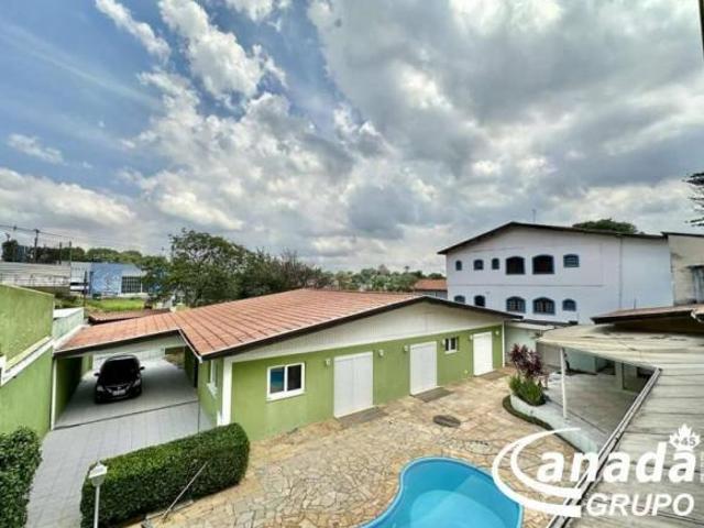 Casa à venda no Granja Viana com 8 quartos