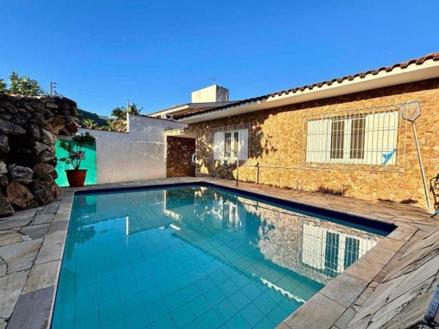 Casa à venda no Guaiúba no Guarujá, SP | QVista Inteligência Imobiliária Guarujá