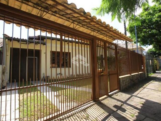 Casa à venda no Guarujá com 3 dormitórios, suíte e área de lazer completa