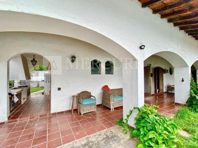 Casa à venda no Guarujá, Praia da Enseada, 5 Quartos, Sendo Suítes e Área Gourmet Mercuri Imóveis