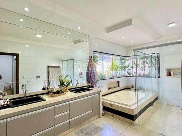 Casa à venda no Damha V, com 4 suítes, sala 2 ambientes, lavabo, piscina