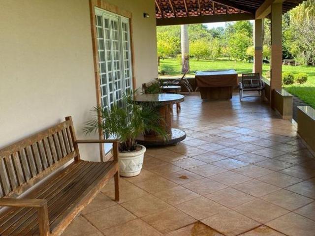 Casa à Venda no Estância Cabral em Londrina com 3 Quartos e Terreno Amplo
