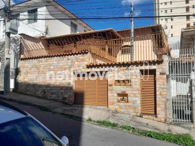 Casa à Venda no Floresta – Ampla, com Renda Extra e Localização Privilegiada