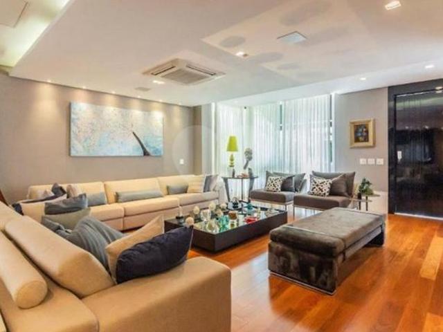 Casa à venda no Horto Florestal com 550m2, 4 suites e 5 vagas