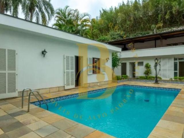 Casa á venda no Jardim Marajoara, 665m, 4 suítes, 10 vagas e piscina