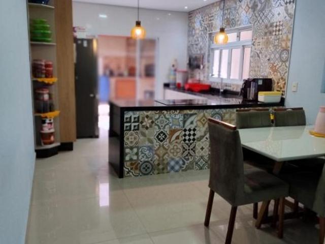 Casa à venda no Jardim Mirna em Taboão da Serra com 3 dormitórios e suíte