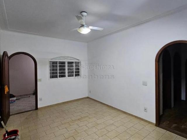 Casa a venda no Jardim Nazareth com 03 quartos, sendo 01 suíte com banheira, armários e área de serv