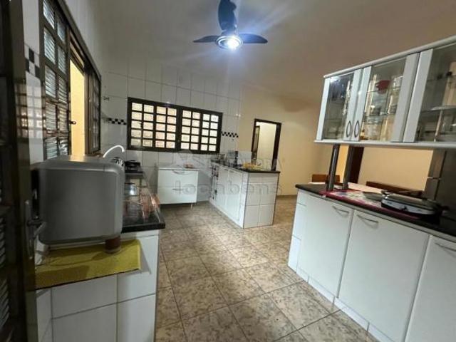 Casa a venda no Jardim Nazareth com 03 quartos, 02 salas amplas, varanda e edícula nos fundos