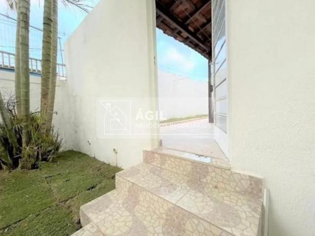 Casa á venda no Jardim Oriente A/C 196m² A/T 200m² São 2 casas no mesmo terreno, com entradas i