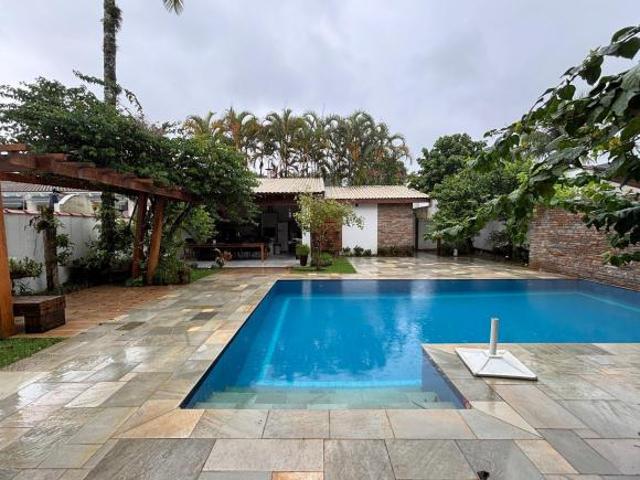 Casa á venda no Jardim Acapulco no Guarujá | QVista Inteligência Imobiliária.